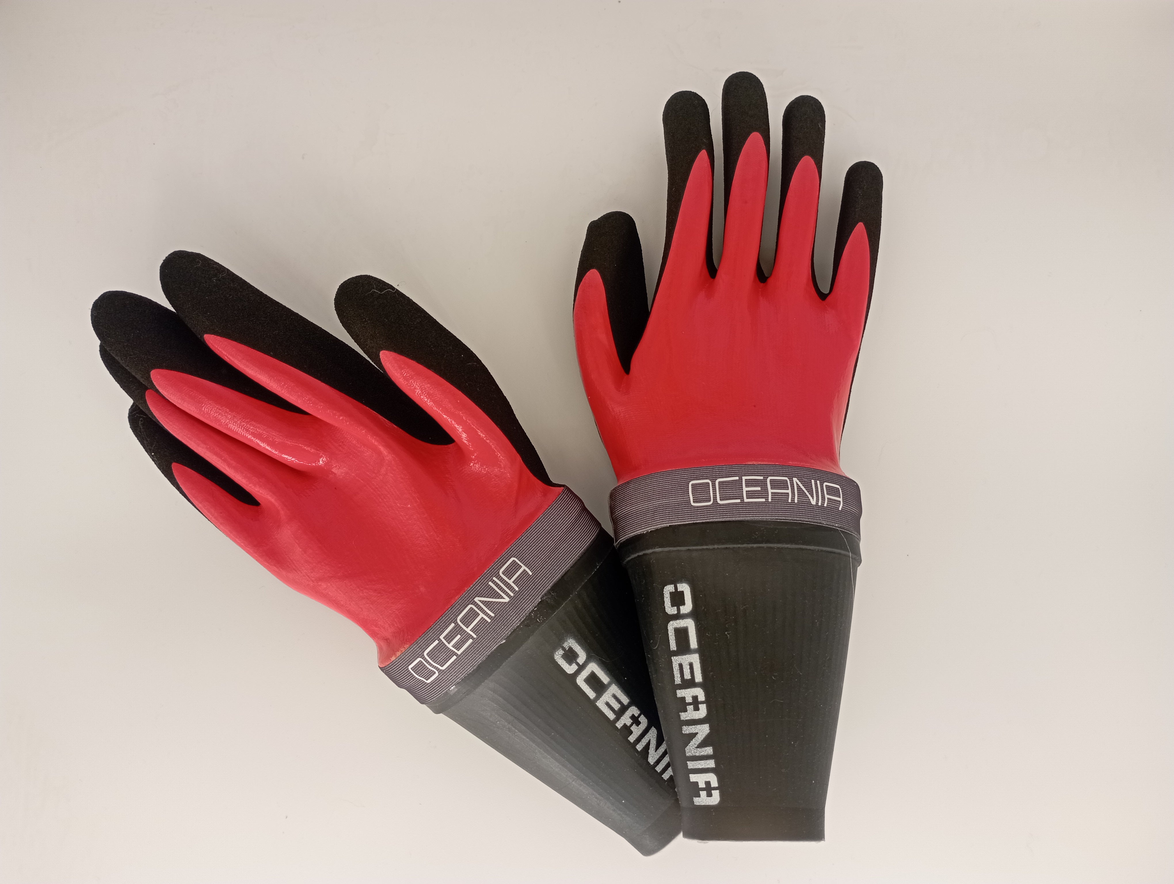Oceania Gloves Red Fish